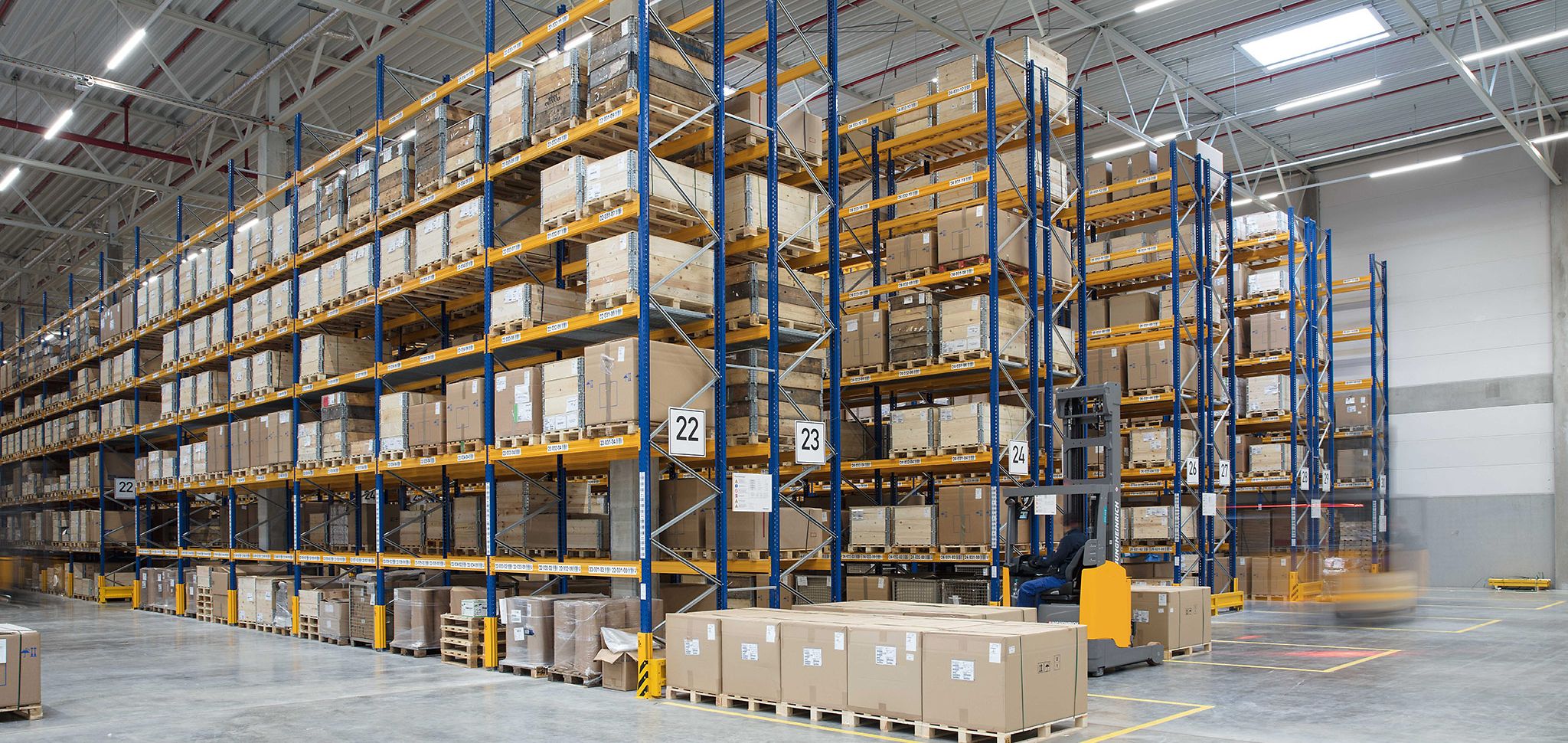 New distribution center with tailor-made storage system